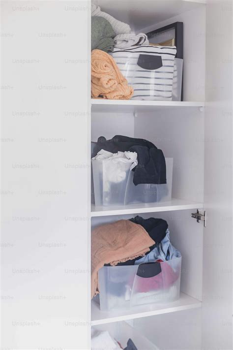 다양한 종류의 옷으로 가득 찬 옷장 사진 Unsplash의 조직 이미지