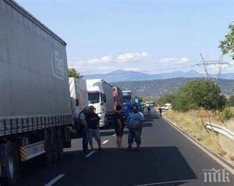 БЪРЗА РЕАКЦИЯ Загасиха горящия камион превозвал бутилки с метан