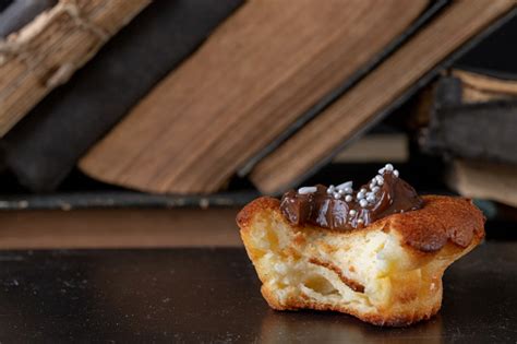 맛 있는 컵 케이크 초콜릿 및 책으로 장식 부엌에서 나무 테이블에 디저트입니다 밝은 배경 녹색에 대한 스톡 사진 및 기타 이미지 Istock