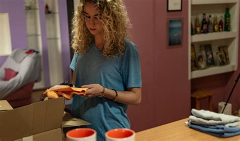 곱슬 머리를 가진 아름다운 젊은 여성의 스톡 사진이 새 아파트로 이동하고 상자를 열고 옷과 요리를 준비합니다 20 24세에 대한 스톡 사진 및 기타 이미지 Istock