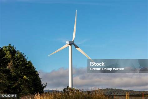 풍력 발전 단지에서 전기를 생산하는 대형 3블레이드 산업용 풍력 터빈 풍력발전기에 대한 스톡 사진 및 기타 이미지 풍력발전기 호주 0명 Istock