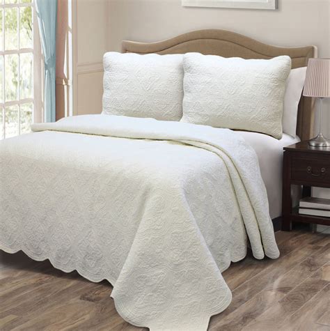 Matelasse Coverlet Scalloped Edge