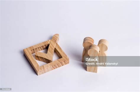 3 나무 인간의 숫자 상자에서 눈금 옆에 함께 서 선거와 사회 기술 개념입니다 자원 봉사자 정당 후보자 지역구 유권자입니다