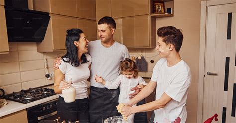 행복한 가족은 부엌에서 즐거운 시간을 보내고 음식을 준비합니다 사진 Unsplash의 우크라이나 이미지