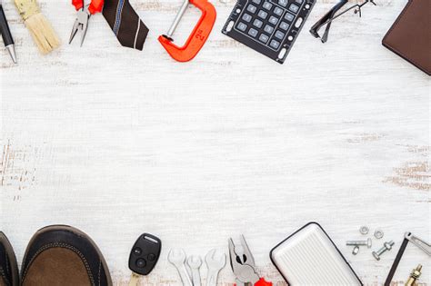 블루 칼라 건설 도구와 나무 배경 위에 흰색 칼라의 액세서리 빈 공간 칠판의 편평한 누워 노동의 날과 아버지의 날 배경 개념입니다 0명에 대한 스톡 사진 및 기타 이미지