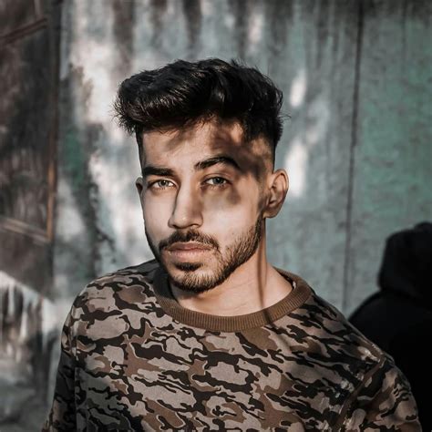 일 키스 남성 남자 눈 머리 모델 사람 사진 촬영 성인 수염 스타일 얼굴 위장 스웨터 잘 생긴 잘생긴 진지한 집중 초상화 카무플라주