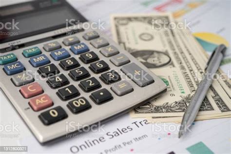 차트 및 그래프 스프레드시트 용지의 계산기입니다 금융 개발 은행 계좌 통계 투자 분석 연구 데이터 경제 증권 거래소 거래 비즈니스 회사 개념 경제에 대한 스톡 사진 및 기타