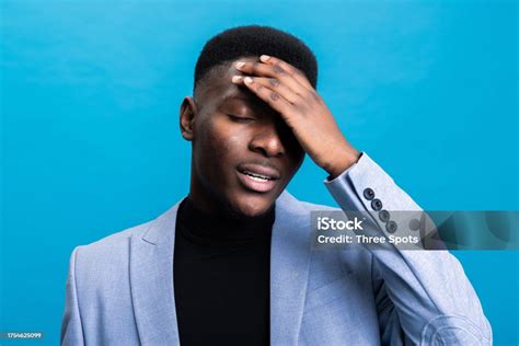 똑똑한 양복을 입은 성공적인 젊은 아프리카 계 미국인 Mdel 스튜디오에 서서 고립 된 포즈 머리 근처에서 손을 잡고 스트레스가 많은 인생의 시간 쇼ig 나쁘고 피곤한 감정