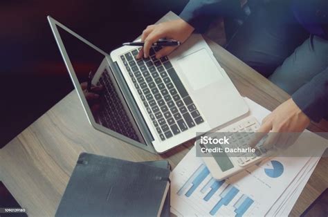 비즈니스 회계 여자 계산기와 노트북 작동합니다 금융 기술 개념 개념에 대한 스톡 사진 및 기타 이미지 개념 경제 계산기 Istock
