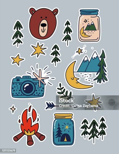 캠핑 스티커 세트 산 곰 캠프 파이어의 만화 패치 산에서 여행 스티커 휴가의 컬렉션 항아리 카메라 별 내부 캠핑의 벡터 일러스트레이션은 고립되어 있습니다 스티커에 대한 스톡
