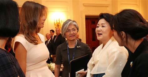 멜라니아 만난 김정숙 여사 빛난 품격 내조외교