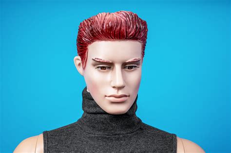 소매가없는 어두운 회색 셔츠를 입은 마네킹 남자의 초상화를 닫습니다 빨간 머리와 눈썹 활기찬 파란색 배경 고립 된 복사 공간으로 머리 0명에 대한 스톡 사진 및 기타 이미지