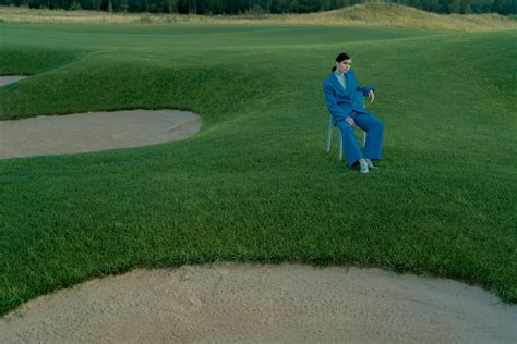 격식있는 옷차림 경치 고요한 골프 코스 녹색 녹지 대조되는 색 독특한 들판 레저 매우 복잡한 복장 블루