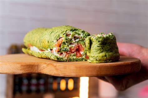 시금치와 민트와 함께 구운 비스킷 케이크를 굴리다 스위스 롤 선택적 초점 건강한 생활방식에 대한 스톡 사진 및 기타 이미지 건강한 생활방식 건강한 식생활 녹색