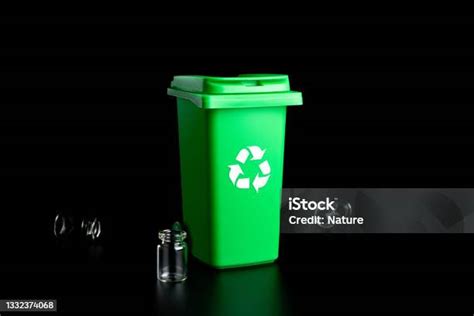 쓰레기 유리 정렬 쓰레기 쓰레기를 폐기하고 환경을 절약하기 위해 용기를 보관하십시오 재활용 유리를 위한 녹색 쓰레기통은 검은 색 배경에 고립 된 쓰레기를 수 있습니다 4가지