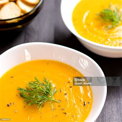 어두운 나무 배경 평면도에서 크루와 신선한 딜과 파 슬 리와 호박 크림 수프 0명에 대한 스톡 사진 및 기타 이미지 0명