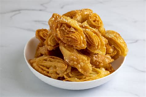 Хворост с медом — классический рецепт с медовым сиропом + 14 фото