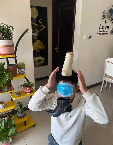 美少女Dom S on Twitter tbzt xiaotuz wqganenshi 鞋架子的用处就是好好伺候我鞋子掉下来踹死你 贱东西 你这一辈子就应该如此