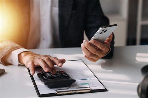 사무실 책상 세금 보고서 회계 통계 및 분석 연구 개념에서 수학 금융을 수행하기 위해 계산기와 노트북을 사용하는 아시아 비즈니스 여성 개념에 대한 스톡 사진 및 기타 이미지