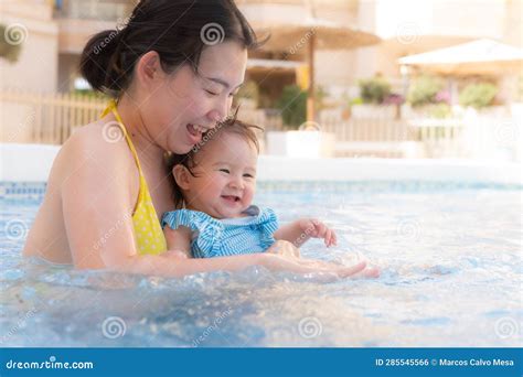 Femme Asiatique Heureuse Et Belle Tenant Sa Petite Fille Joueuse M Re Cor Enne Et Adorable Fille