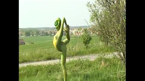 Flexible Snake Lady Crawling In Nature Kostenlose Pornovideos YouPorn