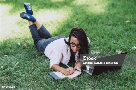 비즈니스 우먼 노트북을 사용하여 여름 잔디 공원에 있다 격리 중에 원격 작업 커피를 마시는 여자 야외 부드러운 선택적 초점 35