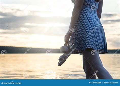 Mulher Corajoso E Segura No Vestido Que Aprecia O Por Do Sol Bonito Foto De Stock Imagem De