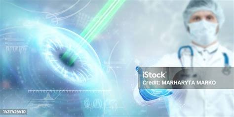 레이저 눈 수술 인간의 눈 홀로그램 및 레이저 빔 의사가 수술을 수행합니다 눈 수술 캐서랙트 골형성 현대 안과 의사의 개념 눈 신체 부분에 대한 스톡 사진 및 기타 이미지