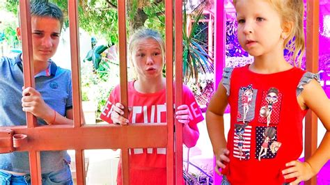 Младшая сестра пугает старшую сестру и брата в секретной комнате в отеле Сборник Youtube