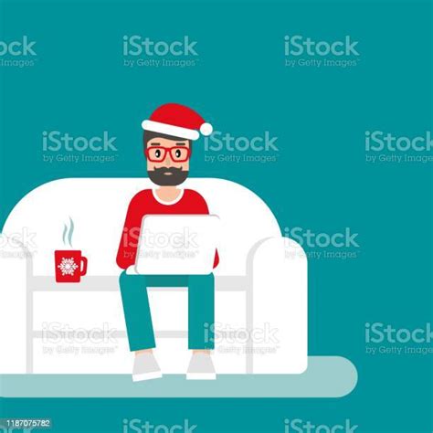 노트북 소파에 산타 모자와 행복 프리랜서 남자 집에서 창조적 인 힙스터 작업 12월에 대한 스톡 벡터 아트 및 기타 이미지 12월 겨울 경영자 Istock