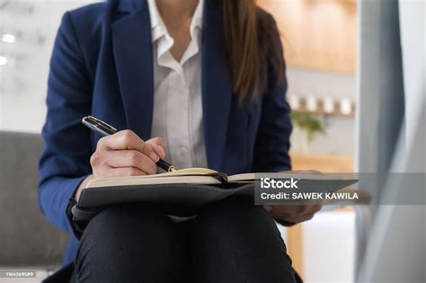 비즈니스 팀이 재무 데이터 및 보고서 그래프를 통해 브레인스토밍하고 논의합니다 팀워크 회의 작업 개념입니다 개념에 대한 스톡