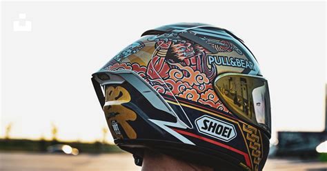 헬멧을 쓴 사람 사진 Unsplash의 무료 이미지