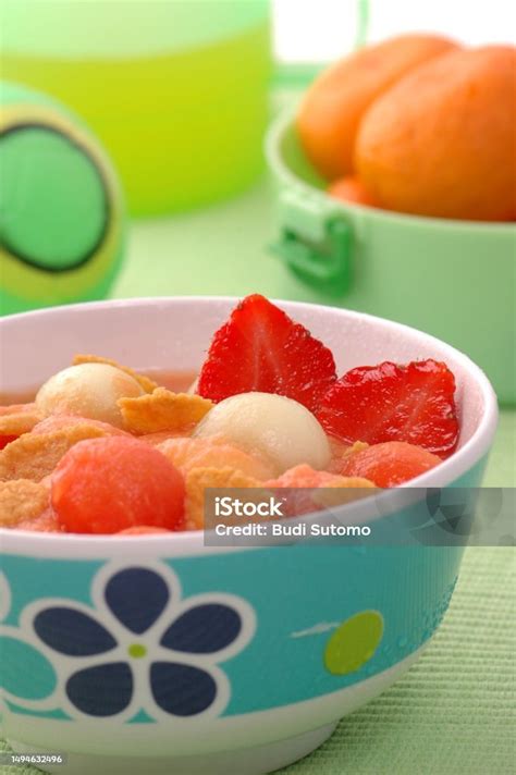 어린이와 유아를 위한 건강식 메뉴는 과일 퓌레 부드러운 찐 쌀 야채 퓌레 시리얼 죽 수프 및 닭고기 고기 생선 계란 우유와 같은