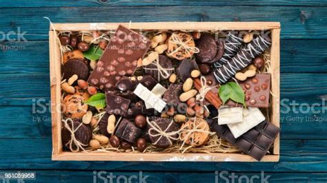 밀크 초콜릿과 견과류와 비스킷 나무 상자에 초콜릿 블랙의 집합입니다 에 푸른 나무 배경 텍스트에 대 한 공간을 복사 합니다 0