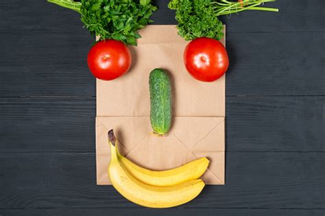 나무 배경에 야채와 과일과 재미있는 얼굴 재활용품의 에코 패키지의 개념 정물 가방에 대한 스톡 사진 및 기타 이미지 가방 개념 건강관리와 의술 Istock