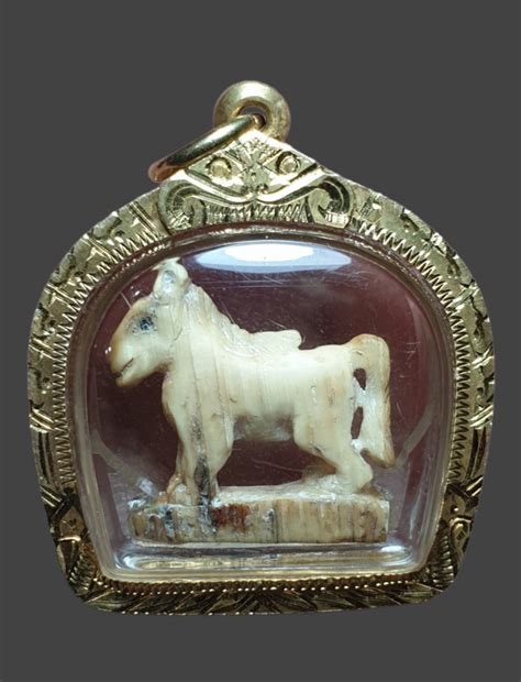 พระเครื่องเมืองระยอง งาแกะรูปม้าหลวงพ่ออ่ำวัดหนองกระบอกจังหวัดระยองเลี่ยมทองเก่า