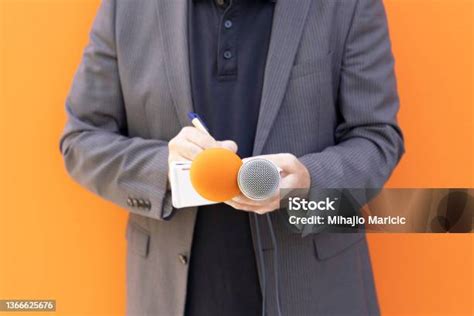 기자회견이나 언론 행사에서 기자회견을 하고 마이크를 들고 메모를 작성했다 저널리즘 개념 Live Event에 대한 스톡 사진 및 기타 이미지 Live Event