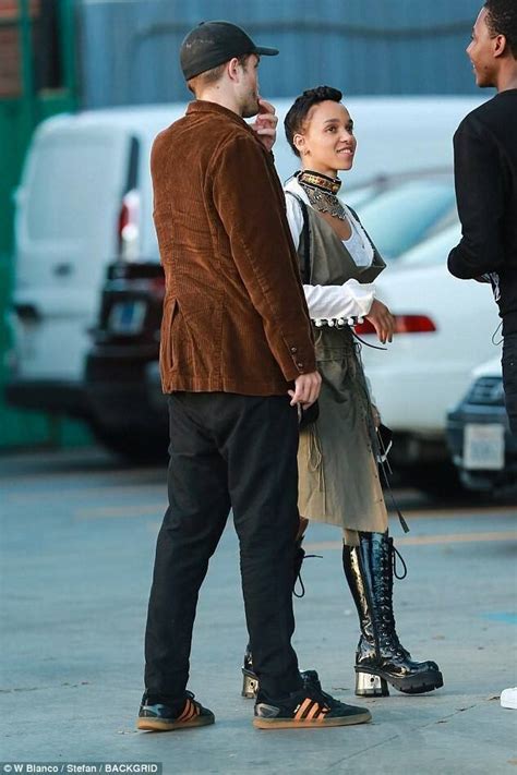 로버트 패틴슨의 아디다스 운동화를 향한 광기 인스티즈 Instiz 이슈 카테고리