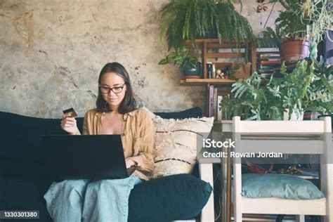 집에서 소파에 노트북과 신용 카드를 사용하여 젊은 여자의 샷 25 29세에 대한 스톡 사진 및 기타 이미지 25 29세 가계 가정 생활 Istock