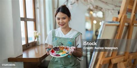 아름다운 아시아의 창의성 여성 예술가가 아트 스튜디오에서 캔버스에 자신 있게 그림을 그리며 웃고 있다 Fashion Palette에 대한 스톡 사진 및 기타 이미지 Istock