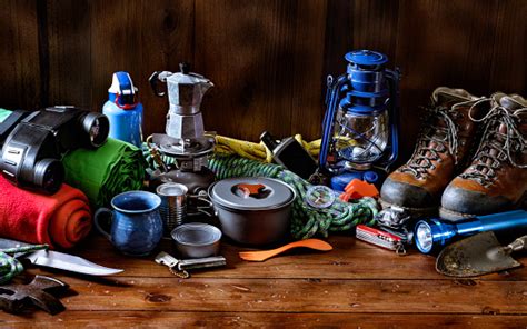 캠핑 및 하이킹 여행 및 하이킹 장비 산악 여행을위한 장비 및 액세서리의 높은 각도보기 복사 공간이 있는 프레임을 만드는 항목입니다 캠핑에 대한 스톡 사진 및 기타 이미지