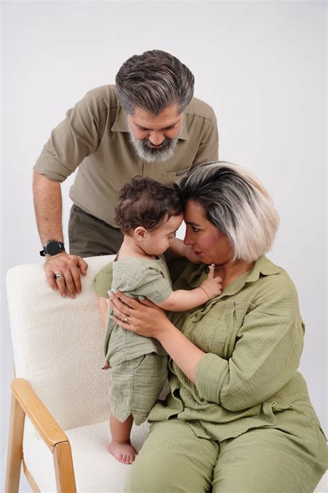 بیش از ۵۰ ژست عکس خانوادگی در فضای باز، خانه و آتلیه کادرو