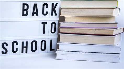 흰색 배경에 학교 로 돌아가기 텍스트와 책과 라이트 박스 0명에 대한 스톡 사진 및 기타 이미지 0명 개념 검사 보기 Istock