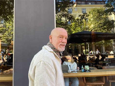 Протест пред Народния театър преди премиерата на Оръжията и човекът Информационна агенция ПИК