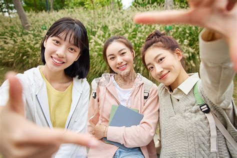 女大学生一起在户外玩耍高清图片下载 正版图片506950671 摄图网