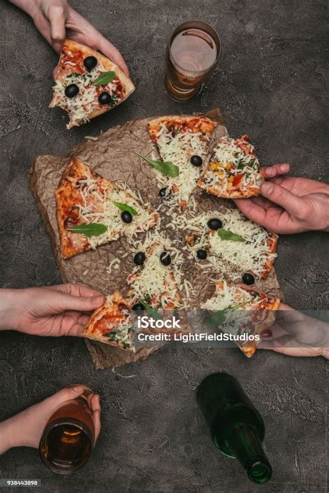 어두운 배경에서 조각 피자를 복용 하는 파티에서 사람들의 근접 촬영 보기 건강에 좋지 않은 음식에 대한 스톡 사진 및 기타 이미지 건강에 좋지 않은 음식 건강하지 못한