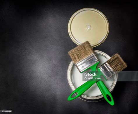 검은 질감의 배경에 플랫 레이 두 개의 녹색 브러시와 페인트의 철 캔 0명에 대한 스톡 사진 및 기타 이미지 0명 가사 집안일 가정 생활 Istock