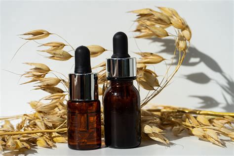 피펫이있는 호박색 갈색 유리 병과 흰색 배경에 귀리 장식 0명에 대한 스톡 사진 및 기타 이미지 0명 갈색 건강관리와 의술 Istock