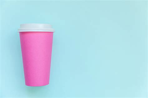 블루 파스텔 컬러풀한 트렌디한 배경에 심플리 플랫 레이 디자인 핑크 페이퍼 커피 컵 개념에 대한 스톡 사진 및 기타 이미지 개념 공란 광고 Istock