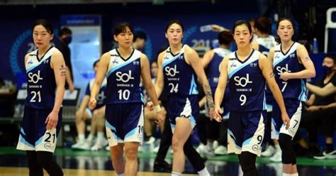 스포츠계도 ‘이태원 참사 추모 물결fa컵 결승 묵념 여자프로농구 개막전 검은 리본 손흥민 애도 메시지